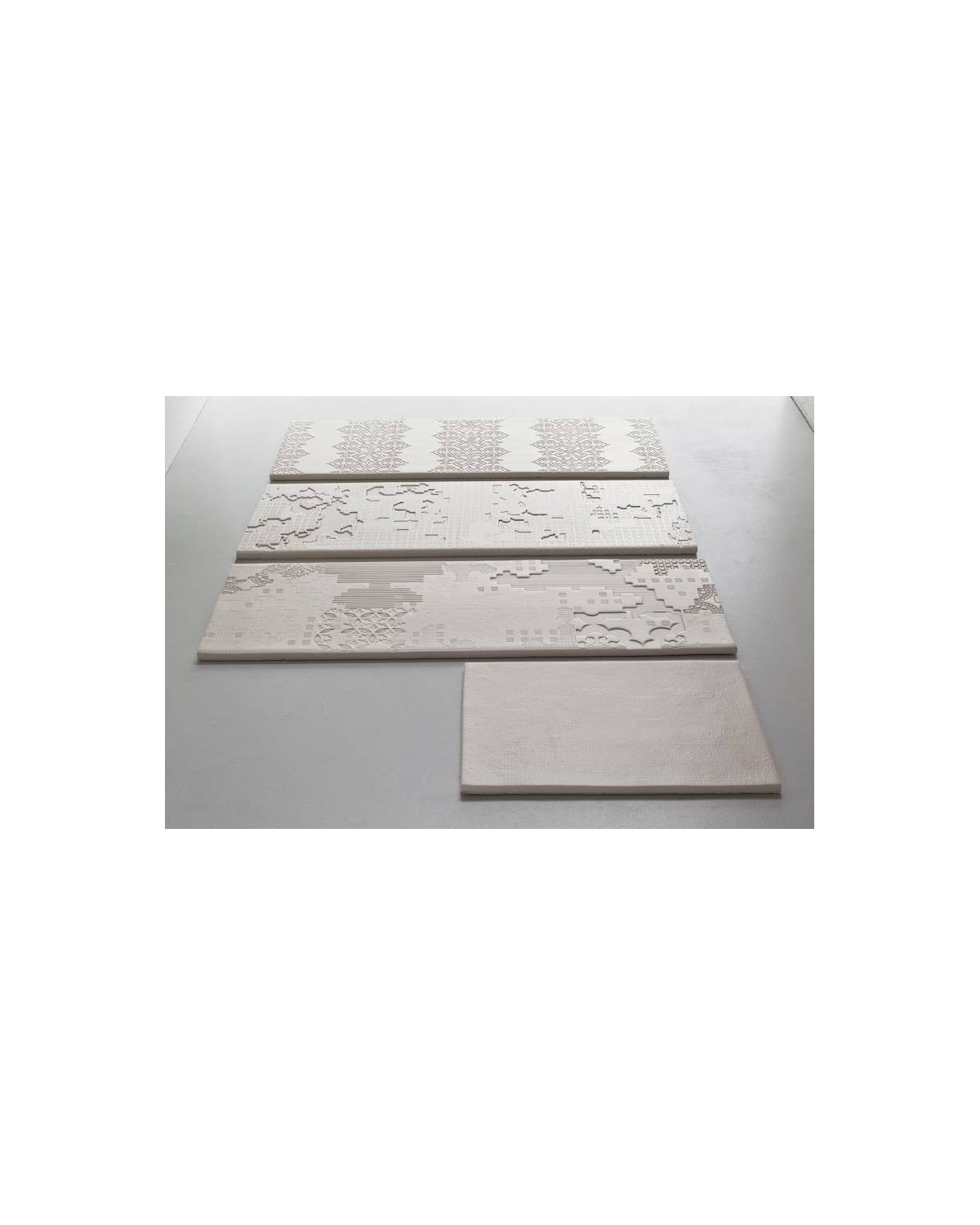 MUTINA BAS-RELIEF GARLAND